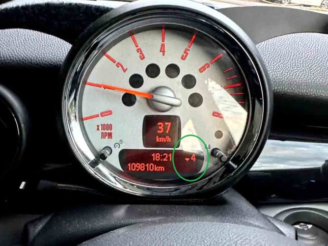 BMW MINI ミニ第2世代 R56 のマニュアル(MT)シフトタイミング表示がタコメーター内ディスプレイ(BC)から消えた場合の戻し方